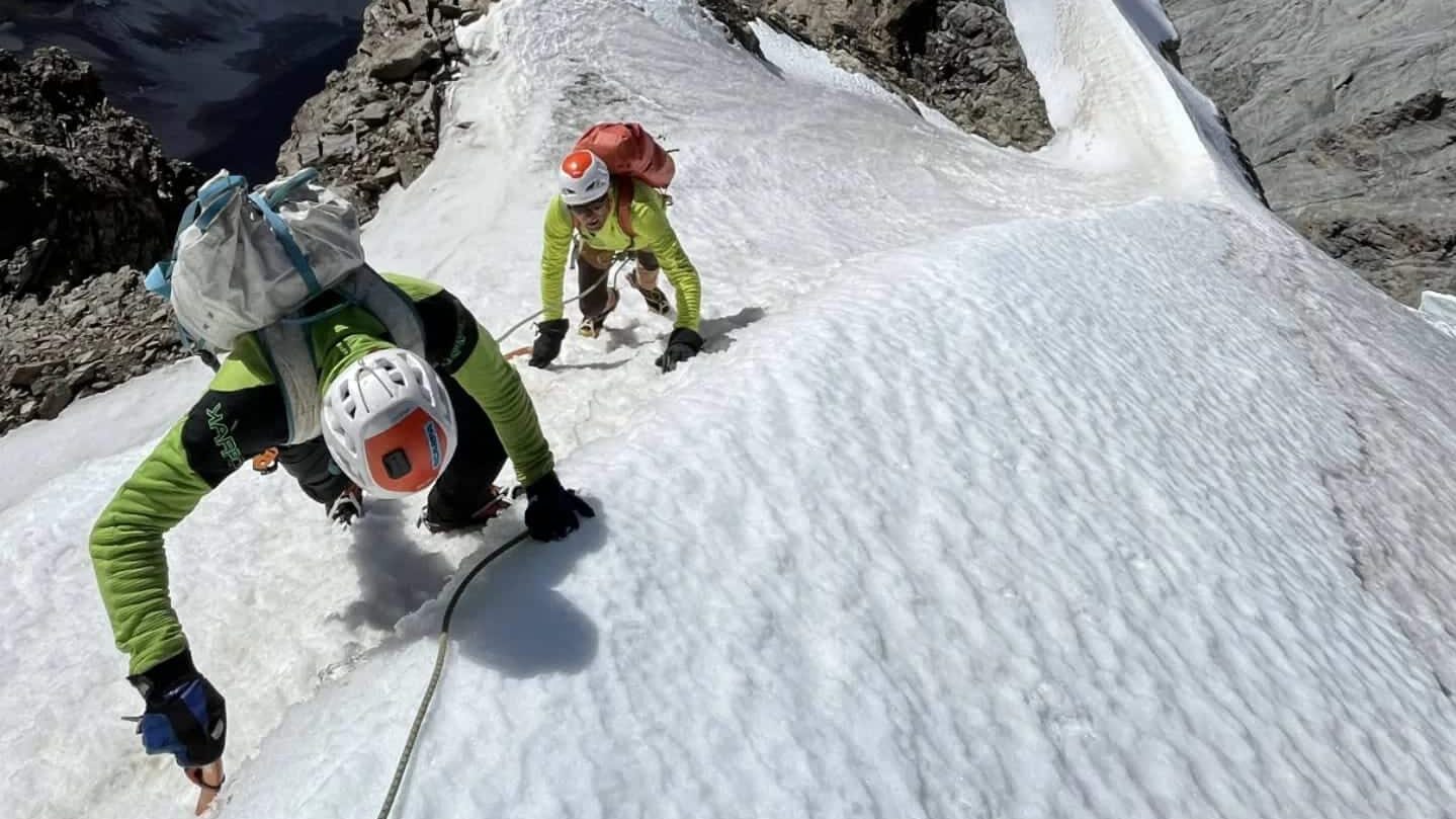 Silvan Schüpbach, Peter von Känel e Rolf Zurbrügg salgono l’inviolata parete ovest del ...