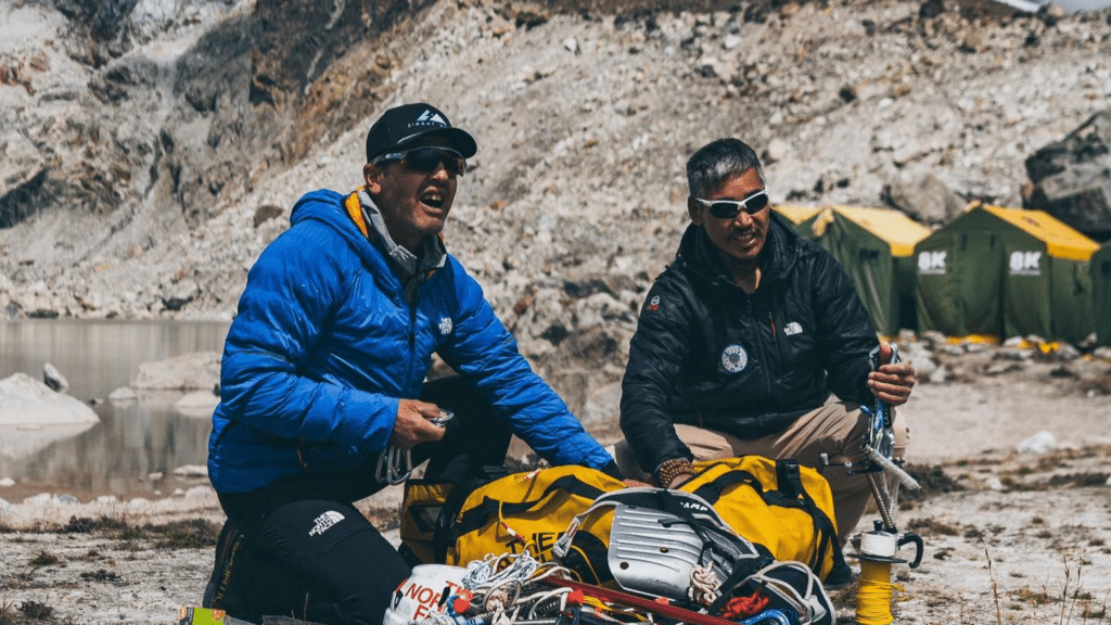 Navarro in ospedale per un edema. Simone Moro tenta il Pumori in stile leggero - Mountain Genius