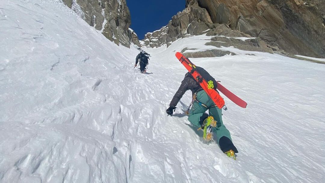 Monte Bianco, “Couloir sans fin”: la nuova discesa di Laurent Bibollet, Sam Favret e Julien ...